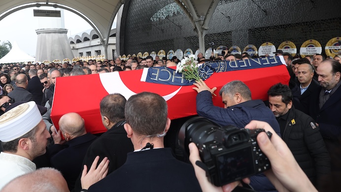 Fenerbahçeli Vedia Nil Apak ve Annesi Son Yolculuğuna Uğurlandı | TÜRK ...